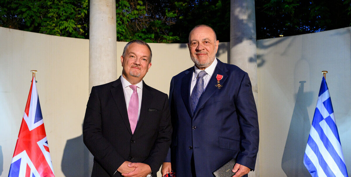 Απονομή του τίτλου ΟΒΕ του Τάγματος της Βρετανικής Αυτοκρατορίας στον ...